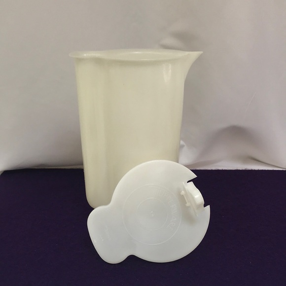 Tupperware | Kitchen | Vintage Tupperware 29 Pitcher 2 Quart Lid 447 ...